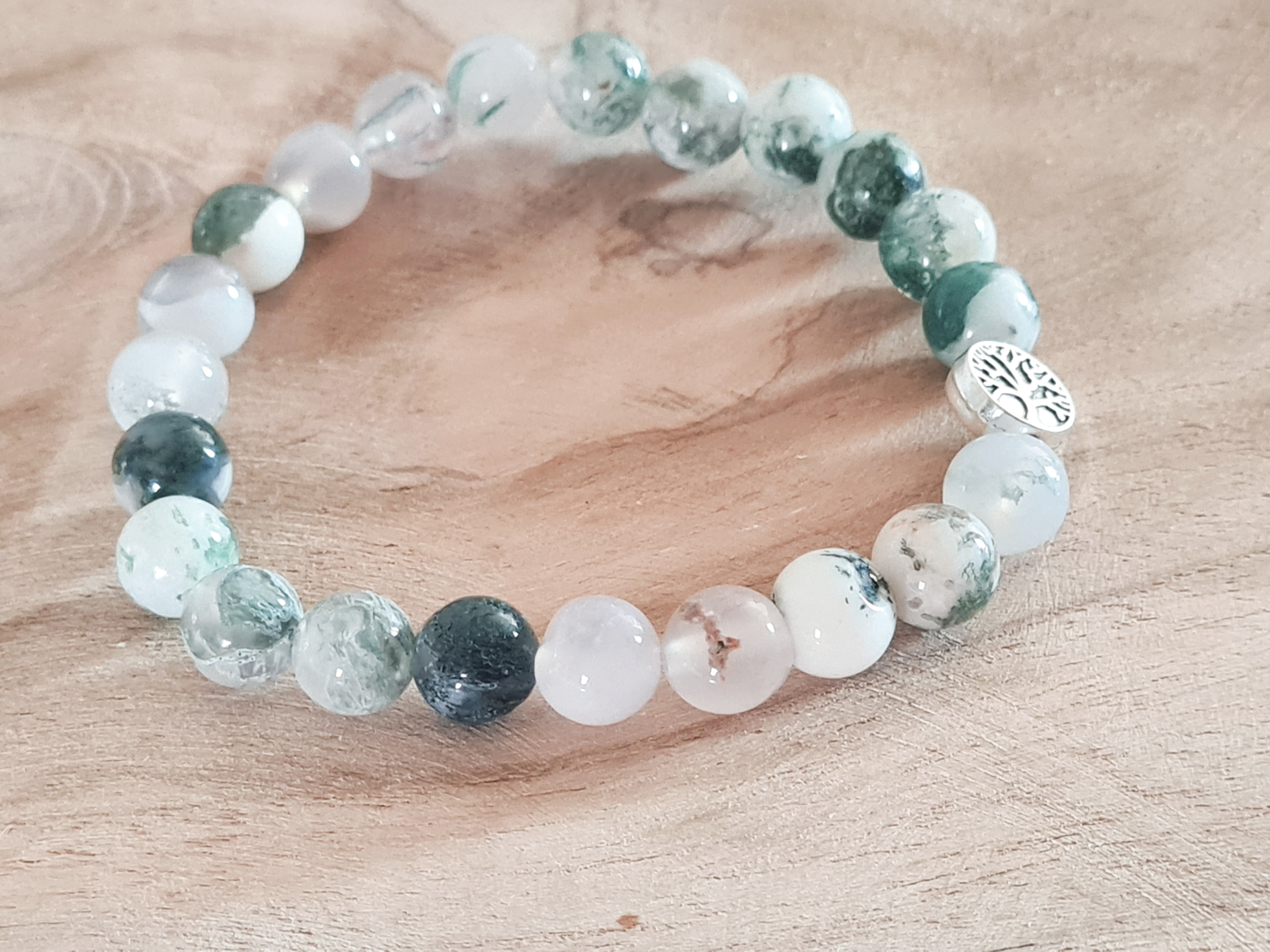 Ce bracelet est en agate arbre. L’agate arbre apporte calme et sérénité.